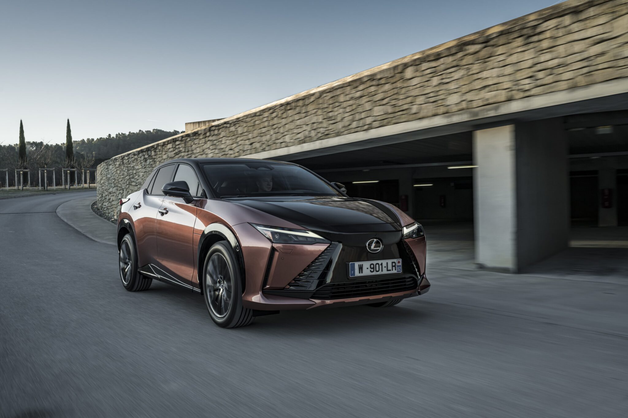 Test Lexus RZ 450e: hoe rijdt deze EV met pilotenstuur? - FLEET.be