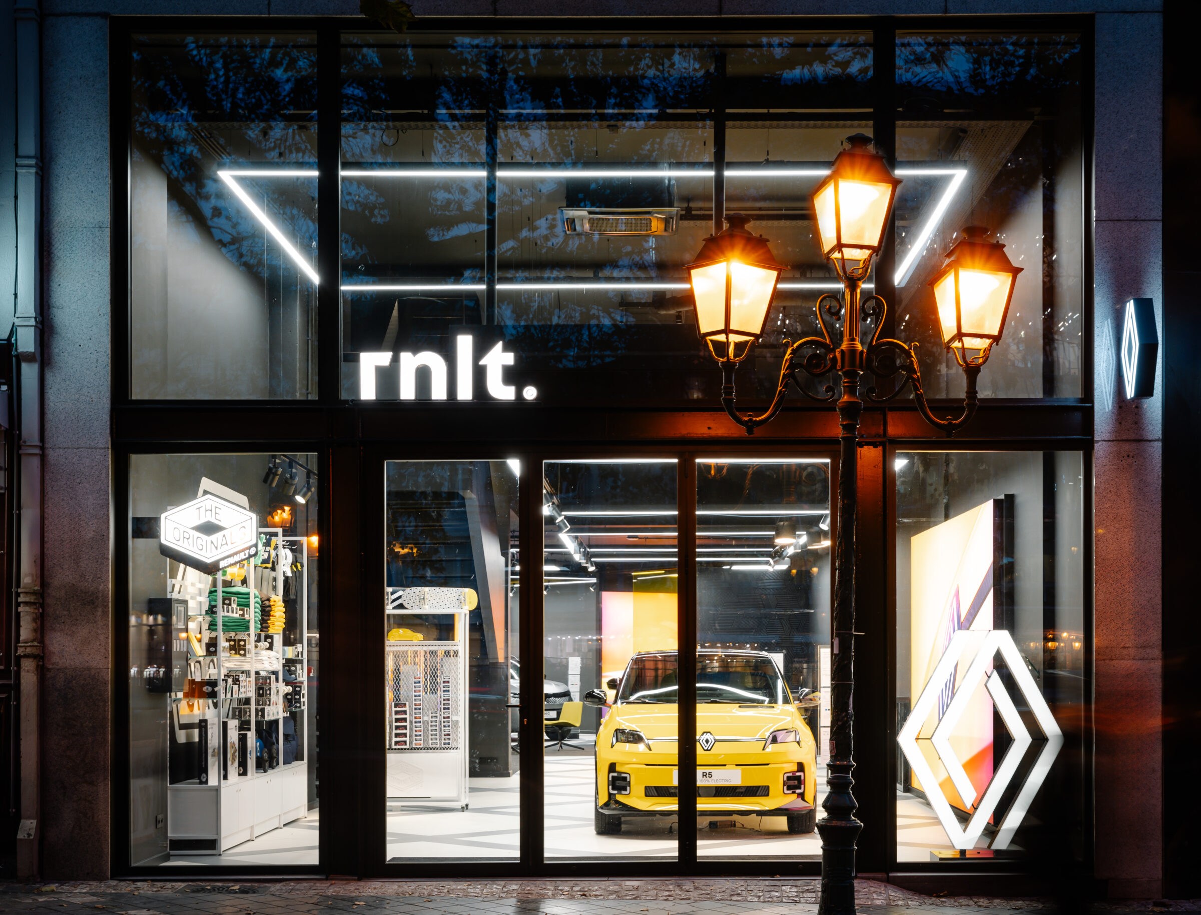 rnlt©: het nieuwe compacte en immersieve distributieconcept van Renault ...